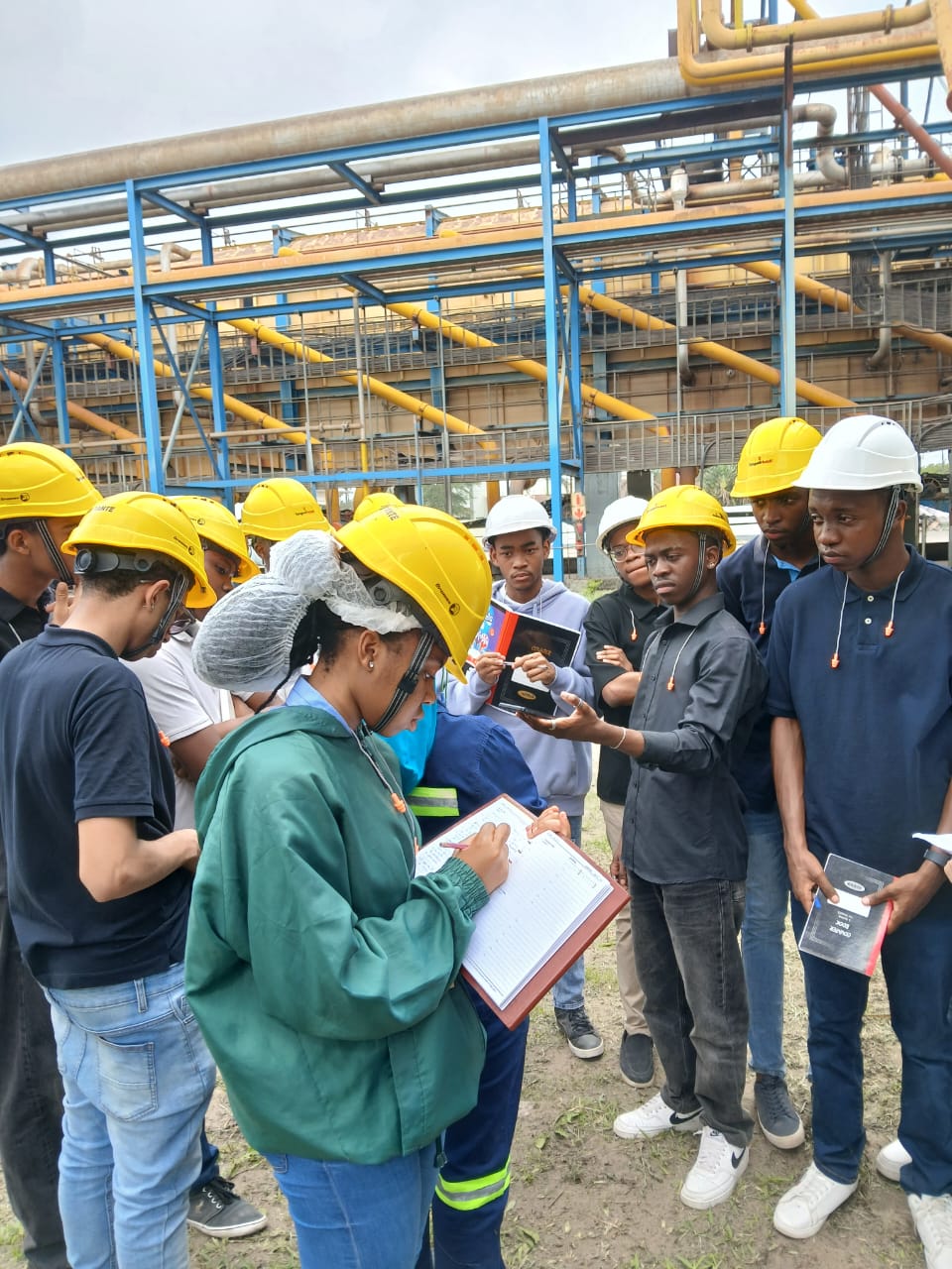 Alunos da 12.ª classe visitam Complexo Agro-Industrial da Açucareira de ...